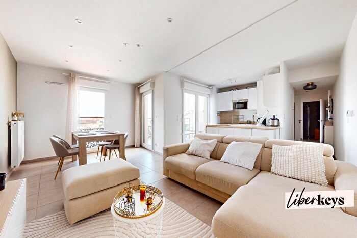 Appartement à vendre - Saint-Laurent-de-Mure - 3 pièces - 2 chambres