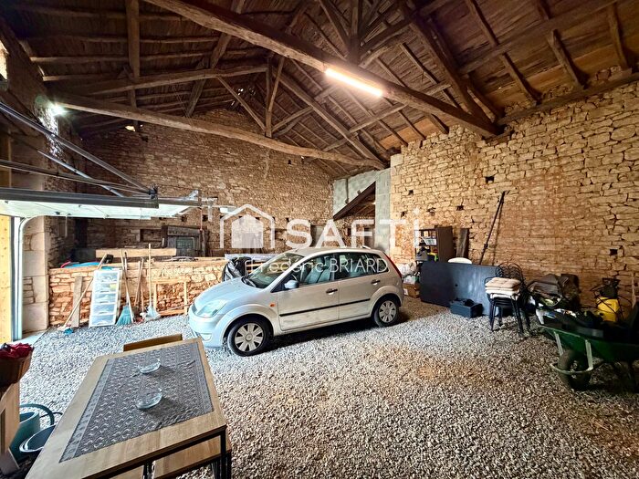 Maison 5 pièces à Genouillé, à vendre