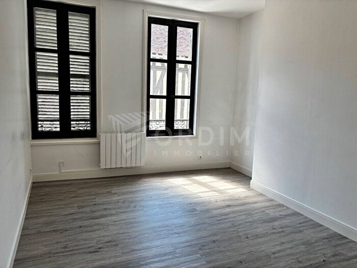 Appartement à louer - Saint Germain-Hôtel de Ville-Saint Pierre, Auxerre - 2 pièces - 1 chambre