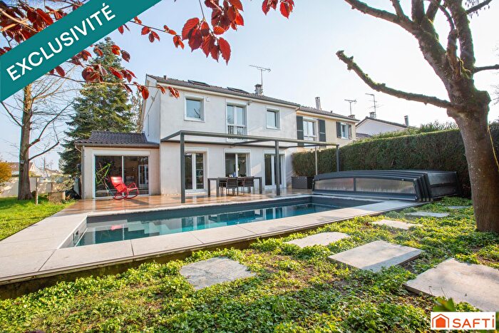 Maison à vendre - Le Mesnil-Saint-Denis - 6 pièces - 5 chambres