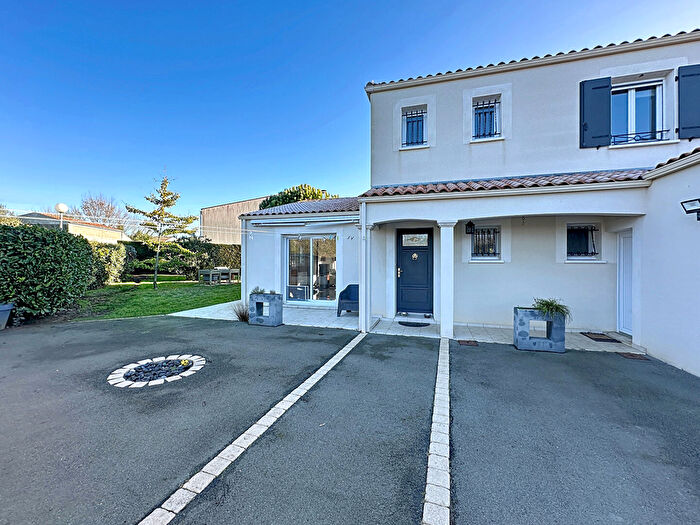 Maison à vendre - Vergeroux - 6 pièces - 4 chambres