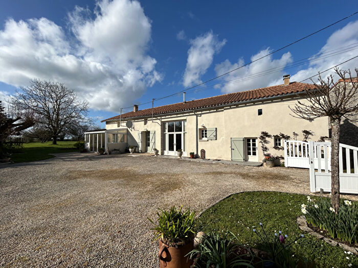 Maison à vendre - Champagné-le-Sec - 11 pièces - 5 chambres