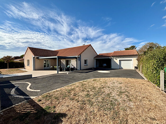 Neuville-de-Poitou : Maison 6 pièces à vendre
