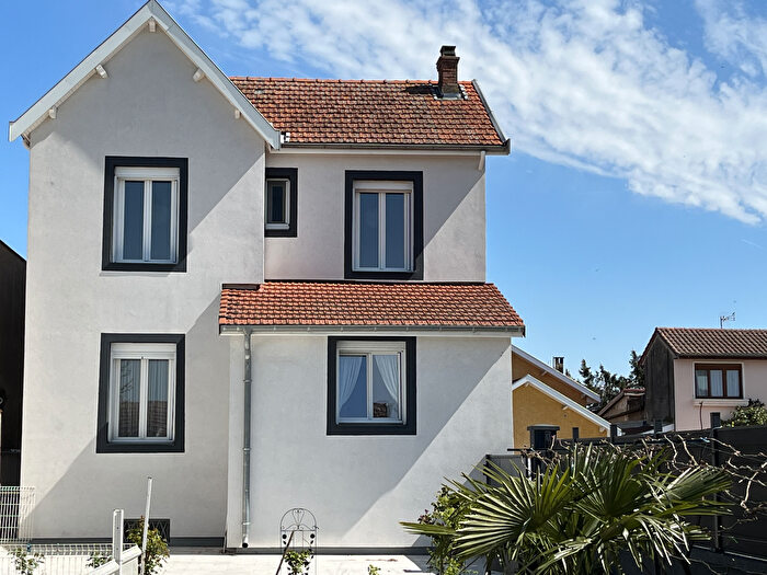 Maison à vendre - Chassieu - 5 pièces - 4 chambres