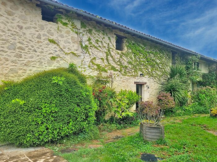 Maison 7 pièces à Saint-Genès-de-Lombaud, à vendre