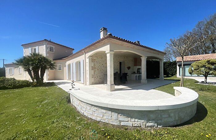 Maison à vendre - Barbezieux-Saint-Hilaire - 9 pièces - 5 chambres