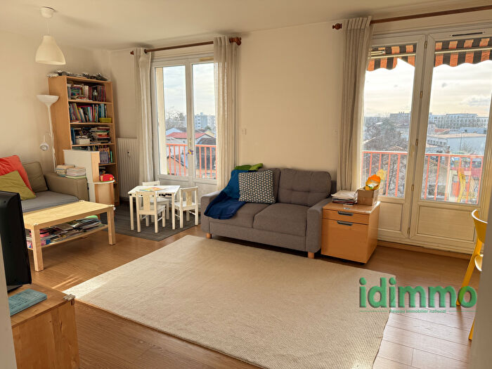 Appartement à vendre - Bron, Les Charmilles - 5 pièces - 3 chambres