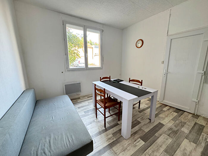 Appartement à louer - Quartiers Sud-Est, Francisco Ferrer - 1 pièce