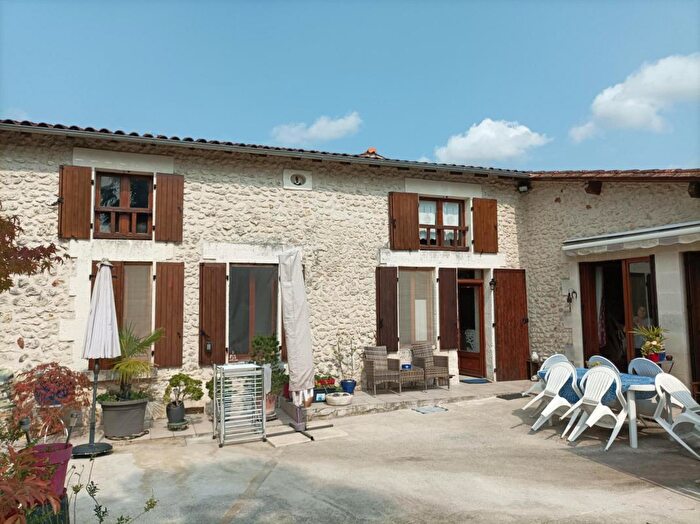 Maison 5 pièces à Saint-Séverin, à vendre