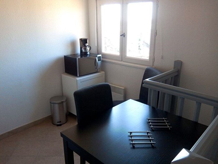 Centre Ville-La Roquette, Arles : Appartement 2 pièces à louer