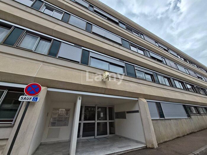 Palais de Justice-Saint Eusebe-Pont, Auxerre : Appartement 1 pièce à louer