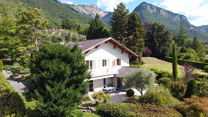 Saint-Ismier : Maison 8 pièces à vendre