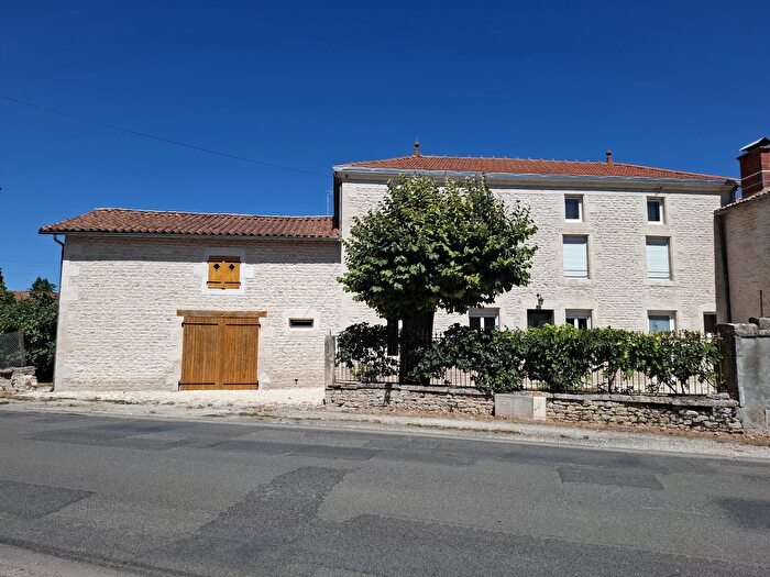 Brioux-sur-Boutonne - Maison 8 pièces à vendre