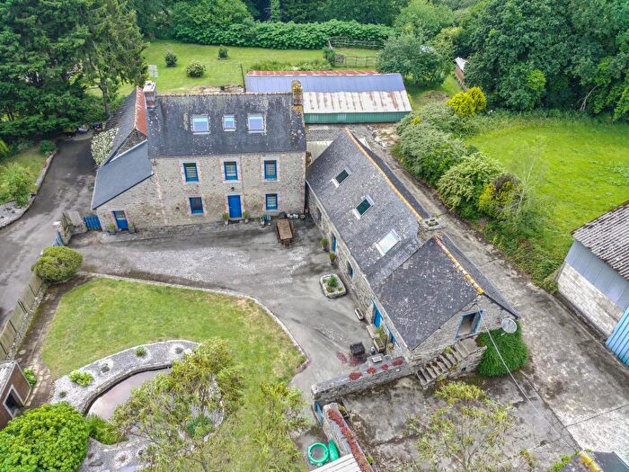 Maison à vendre - Rostrenen - 7 pièces - 6 chambres