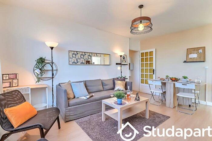 Appartement à louer - Gambetta, Nîmes - 1 pièce - 3 chambres