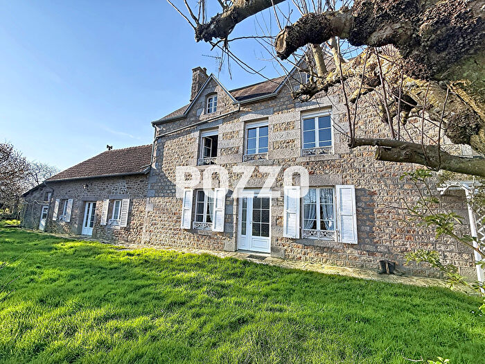 La Rochelle-Normande : Maison 8 pièces à vendre