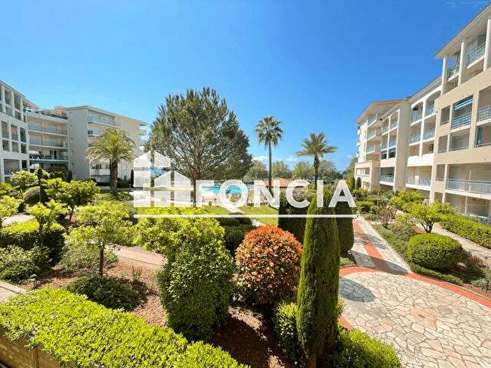 Appartement à louer - Juan-les-Pins, Antibes - 3 pièces - 2 chambres