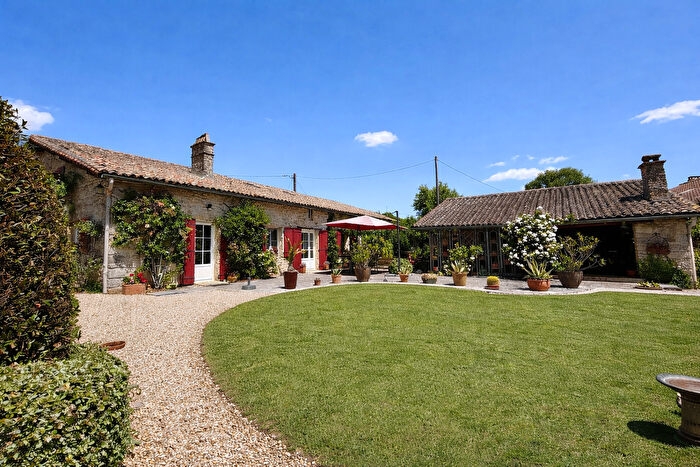 Saint-Coutant - Maison 7 pièces à vendre