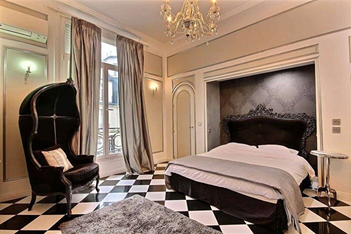 Appartement à louer - Saint Philippe du Roule, Paris ème - 1 pièce