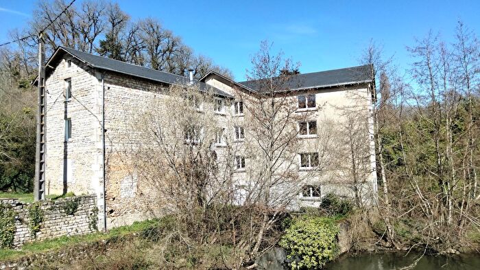 Maison à vendre - Charroux - 9 pièces - 4 chambres