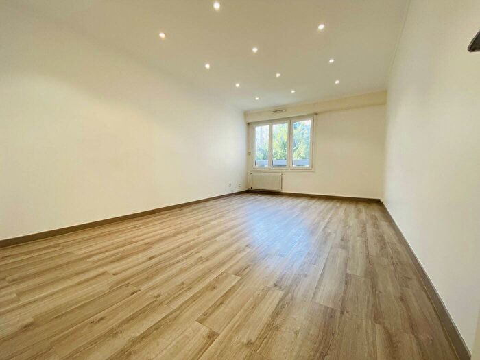 Appartement à louer - Buttes Chaumont, Paris ème arrondissement - 3 pièces - 2 chambres