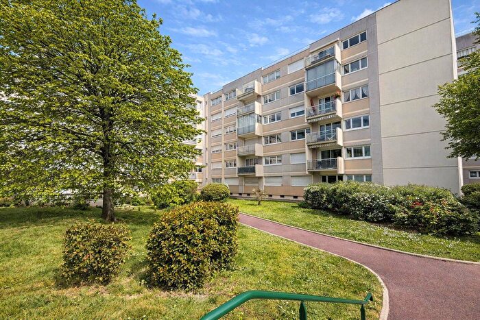 Appartement 1 pièce à Europe-Maupassant, Chatou, à louer