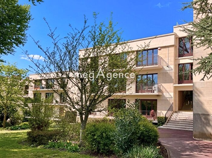 Saint-Nom-la-Bretèche : Appartement 9 pièces à vendre