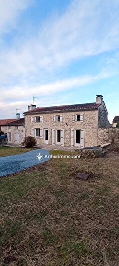 Maison à louer - Saint-Jean-dAngély - 6 pièces - 3 chambres