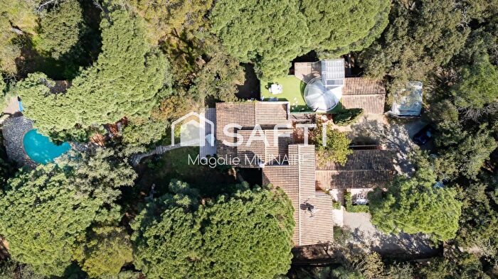 Maison à vendre - Roquebrune-sur-Argens, La Bouverie - 12 pièces - 8 chambres