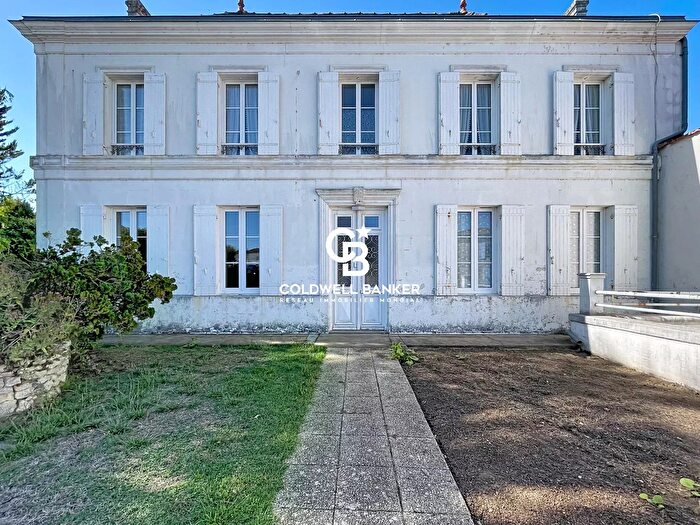 Maison 8 pièces à vendre à Saint-Romain-de-Benet