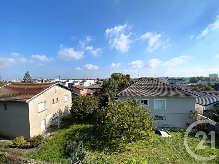 Appartement à vendre - Vénissieux, Centre-ville - 4 pièces - 3 chambres