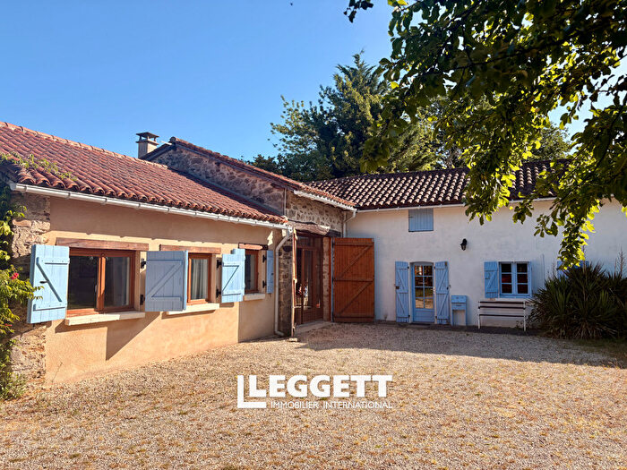 Maison 8 pièces à vendre à Saint-Saud-Lacoussière