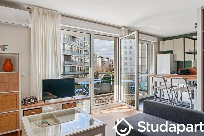 Maison à louer - Le Bachut, Lyon ème arrondissement - 2 pièces - 1 chambre