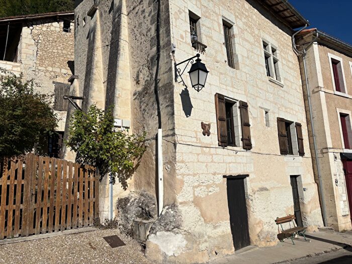 Aubeterre-sur-Dronne : Maison 7 pièces à vendre
