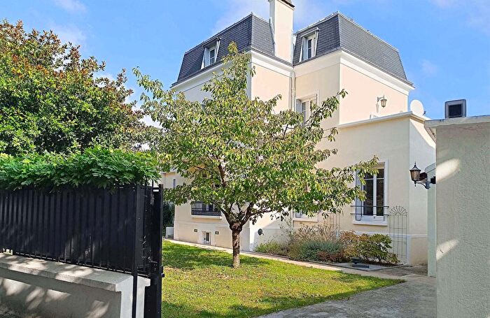 Maison à vendre - Neuilly-Plaisance, Eglise, Gare - 10 pièces - 6 chambres