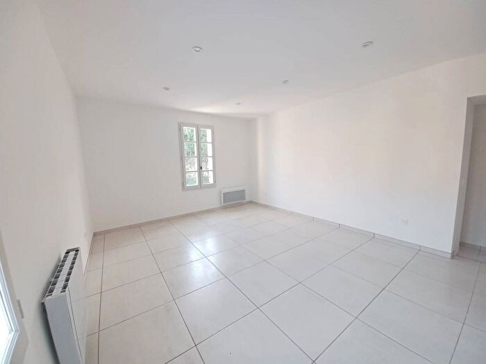 Appartement à louer - Saint-Étienne-du-Grès - 3 pièces - 2 chambres