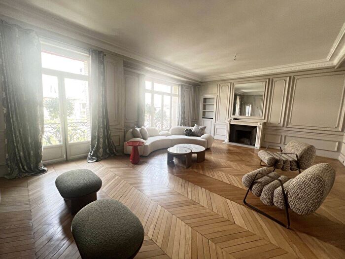 Appartement 8 pièces à louer à Porte Dauphine, Paris 16ème arrondissement