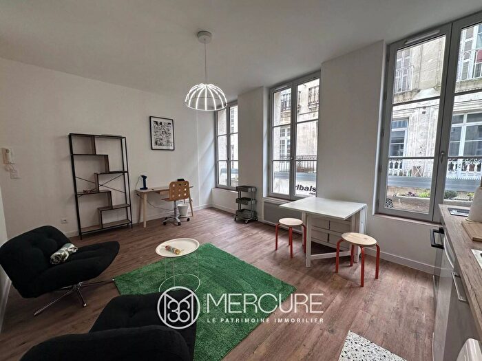 Appartement à louer - Trois Quartiers-Centre Ville, Poitiers - 2 pièces - 1 chambre
