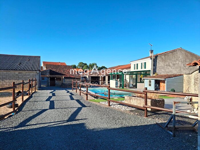 Maison 5 pièces à vendre à Asnières-la-Giraud