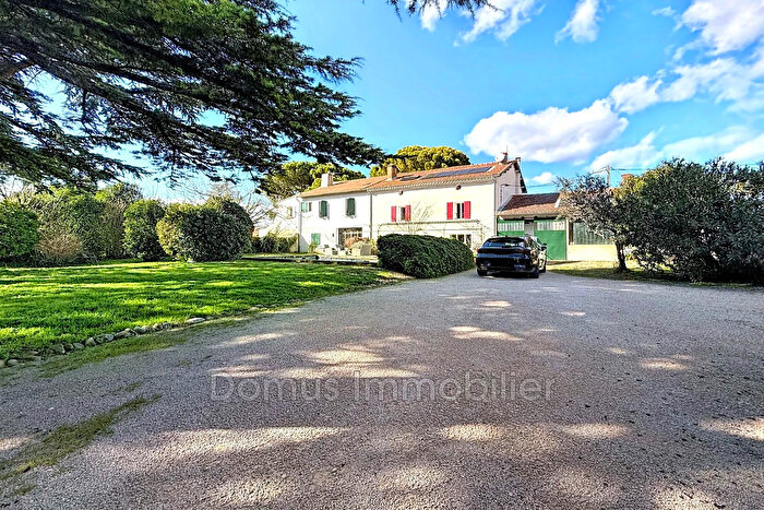 Maison à vendre - Saint-Saturnin-lès-Avignon - 9 pièces - 5 chambres