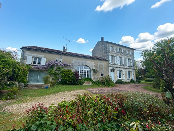 Maison 9 pièces à Puymoyen, à vendre