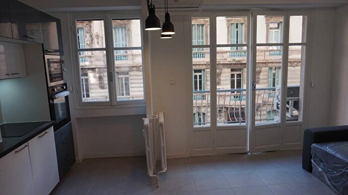 Appartement à louer - Fleurs-Gambetta, Nice - 2 pièces - 1 chambre