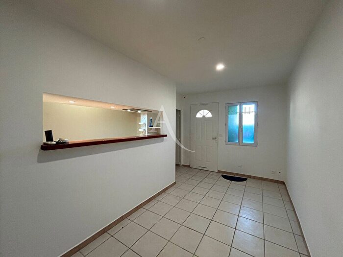 Appartement à louer - Beaucaire, Nîmes - 2 pièces - 1 chambre