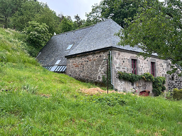 Saint-Paul-de-Salers : Maison 5 pièces à vendre