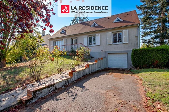 Le Mesnil-Saint-Denis : Maison 9 pièces à vendre