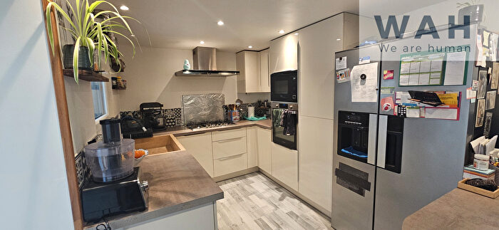 Maison à vendre - Milhaud - 5 pièces - 3 chambres