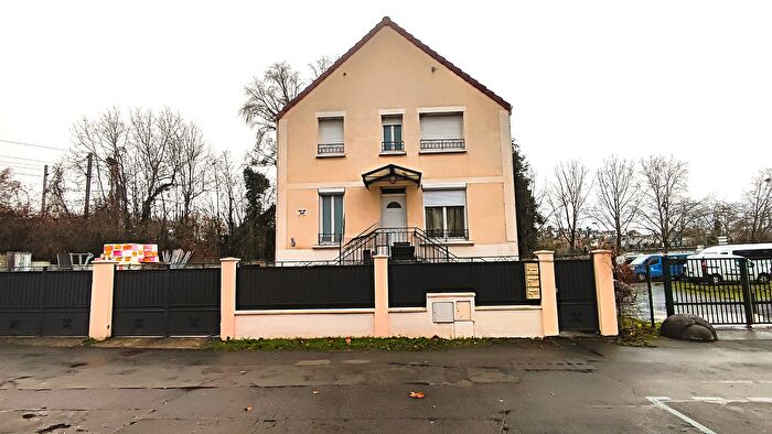 Maison à vendre - Saint-Ouen-lAumône - 7 pièces - 6 chambres