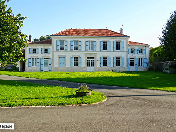 Maison à vendre - Tonnay-Boutonne - 10 pièces - 5 chambres