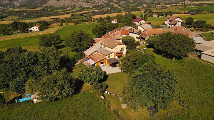 Maison à vendre - Bellaffaire - 14 pièces - 6 chambres