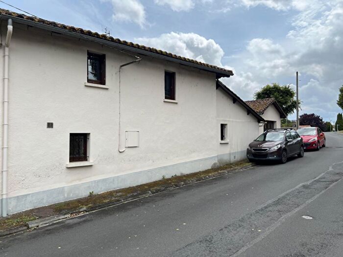 Maison à vendre - Confolens - 4 pièces - 3 chambres